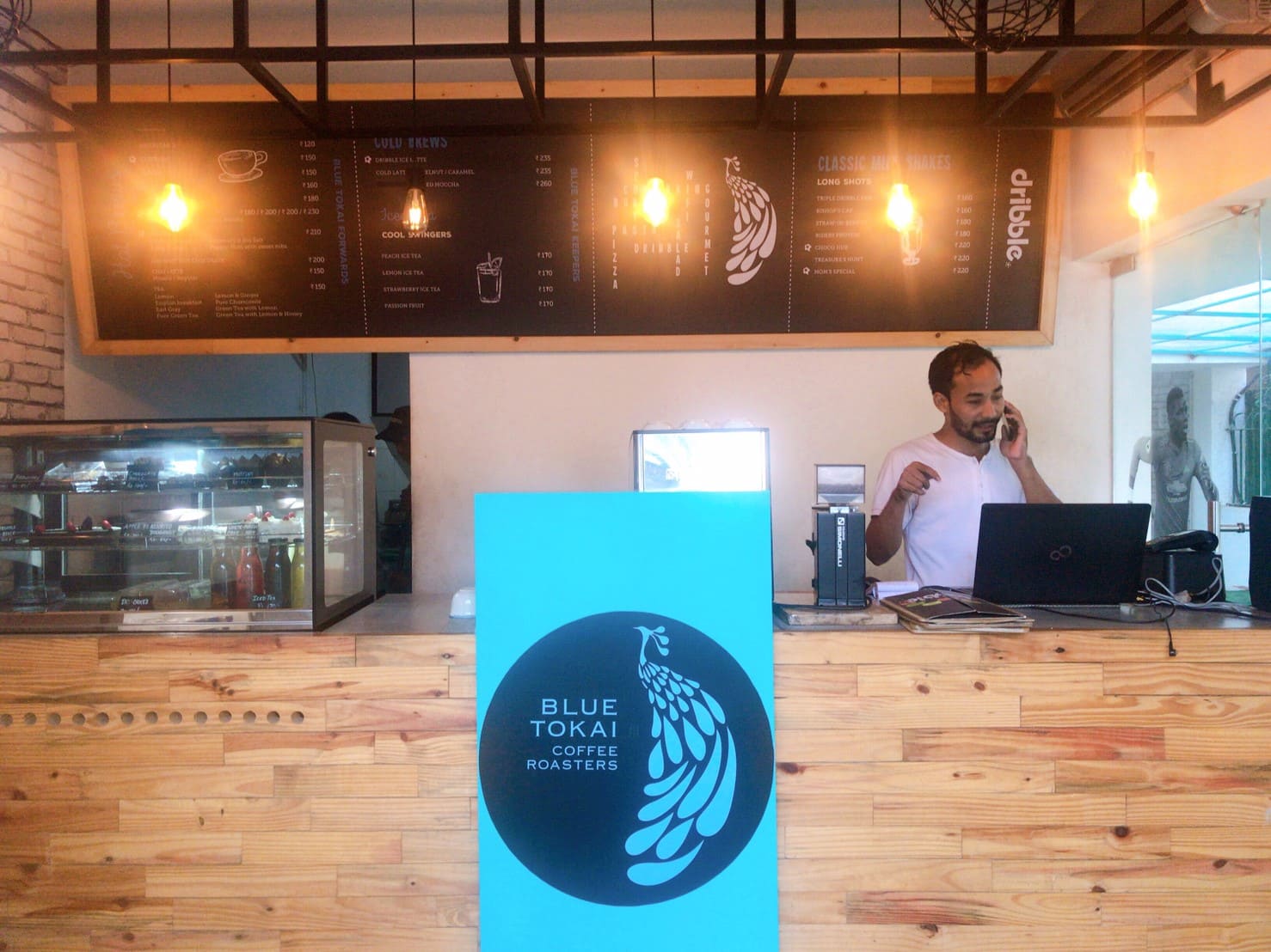 24時間営業で"夜カフェ"が楽しめる！サッカーカフェ《Dribble cafe（ドリブル カフェ）》のおすすめ！ | インドで働くという選択