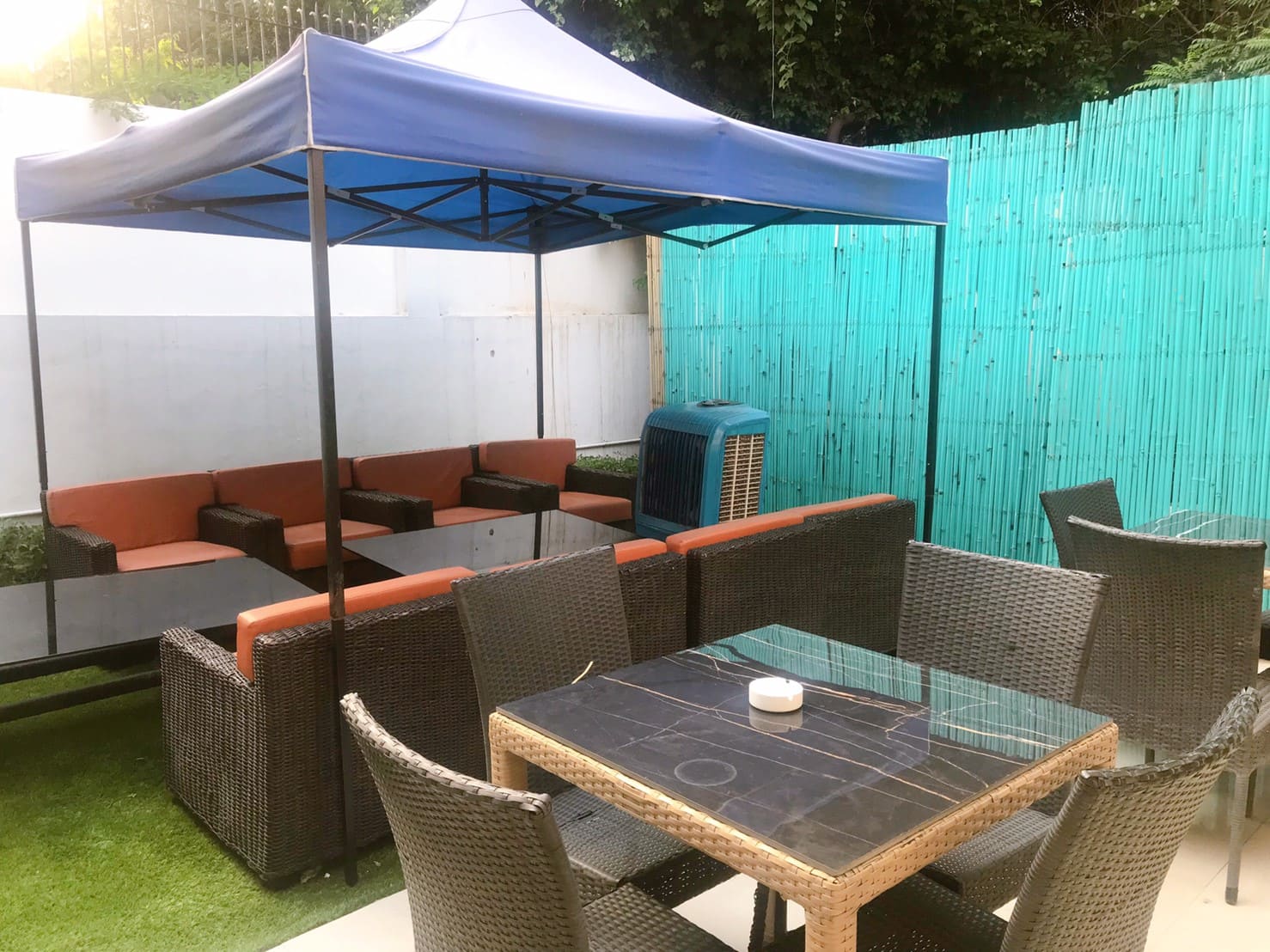 24時間営業で"夜カフェ"が楽しめる！サッカーカフェ《Dribble cafe（ドリブル カフェ）》のおすすめ！ | インドで働くという選択