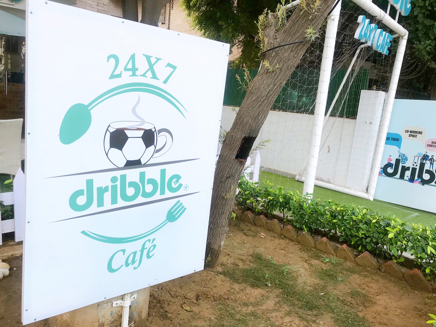 24時間営業で"夜カフェ"が楽しめる！サッカーカフェ《Dribble cafe（ドリブル カフェ）》のおすすめ！ | インドで働くという選択