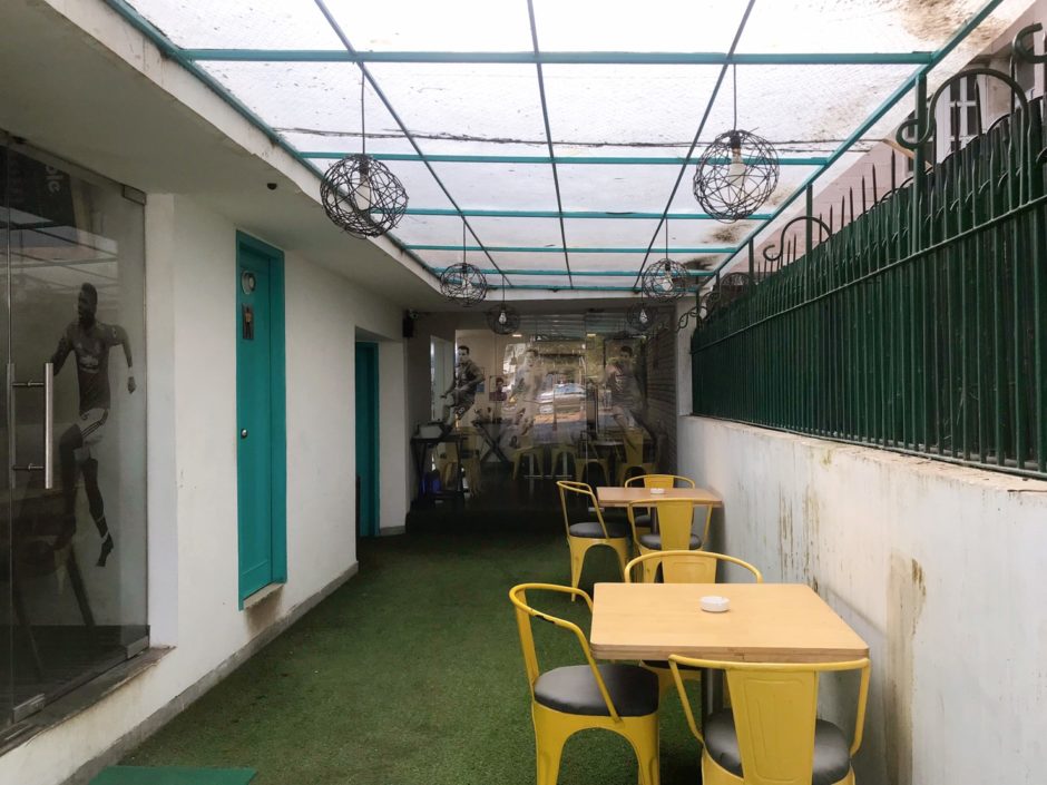 24時間営業で"夜カフェ"が楽しめる！サッカーカフェ《Dribble cafe（ドリブル カフェ）》のおすすめ！ | インドで働くという選択