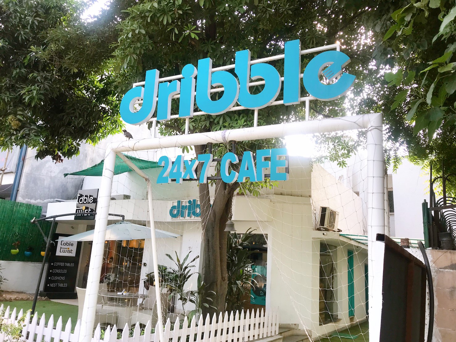 24時間営業で"夜カフェ"が楽しめる！サッカーカフェ《Dribble cafe（ドリブル カフェ）》のおすすめ！ | インドで働くという選択